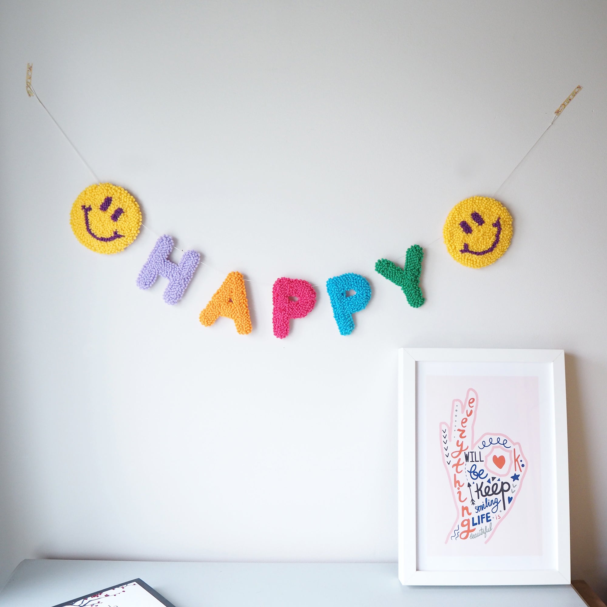 Happy Garland with smiling face – Brown Betty Blue
